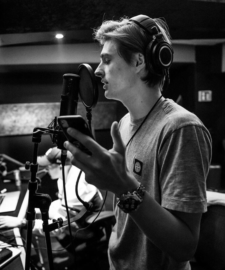 Daniel Busser start zijn carriere bij TopNotch met een studiosessie ...